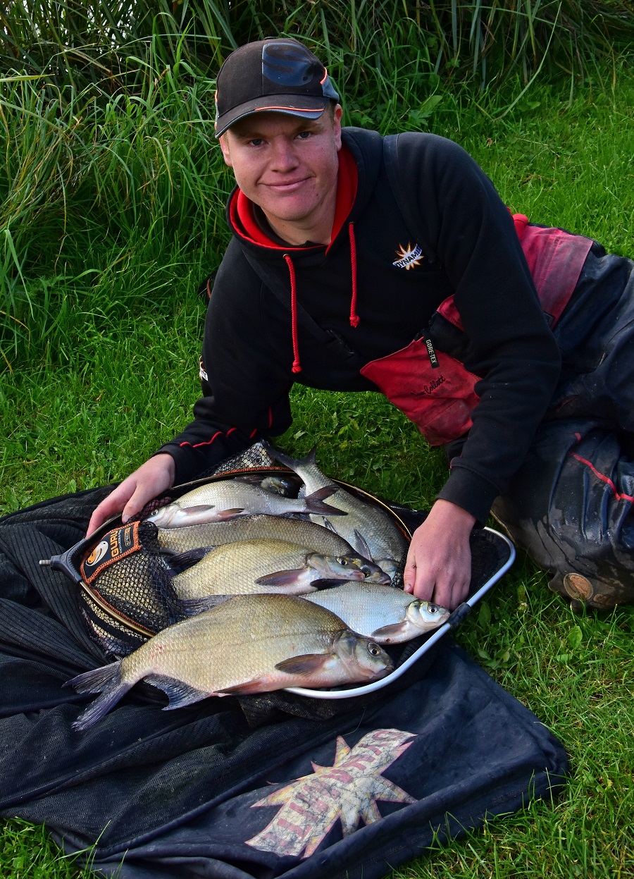 Sam-poses-with-his-30lb-bag-of-silverfish - Dynamite Baits Poland